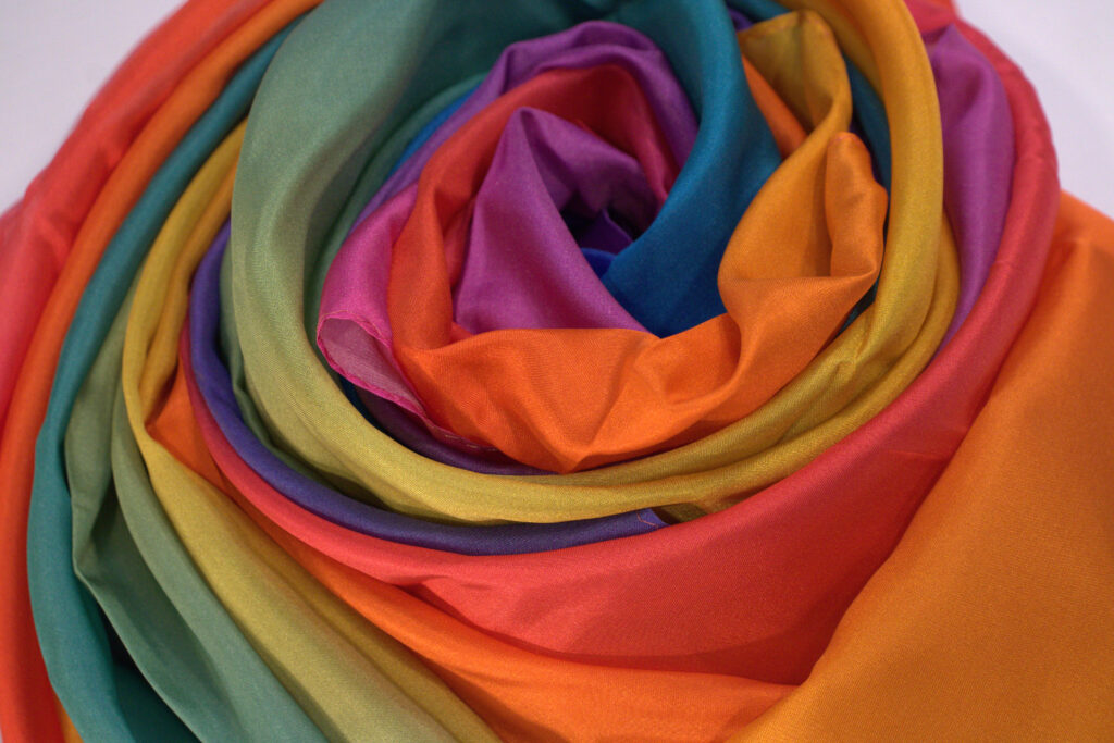 Play Silkie Jumbo Rainbow - Aurifer